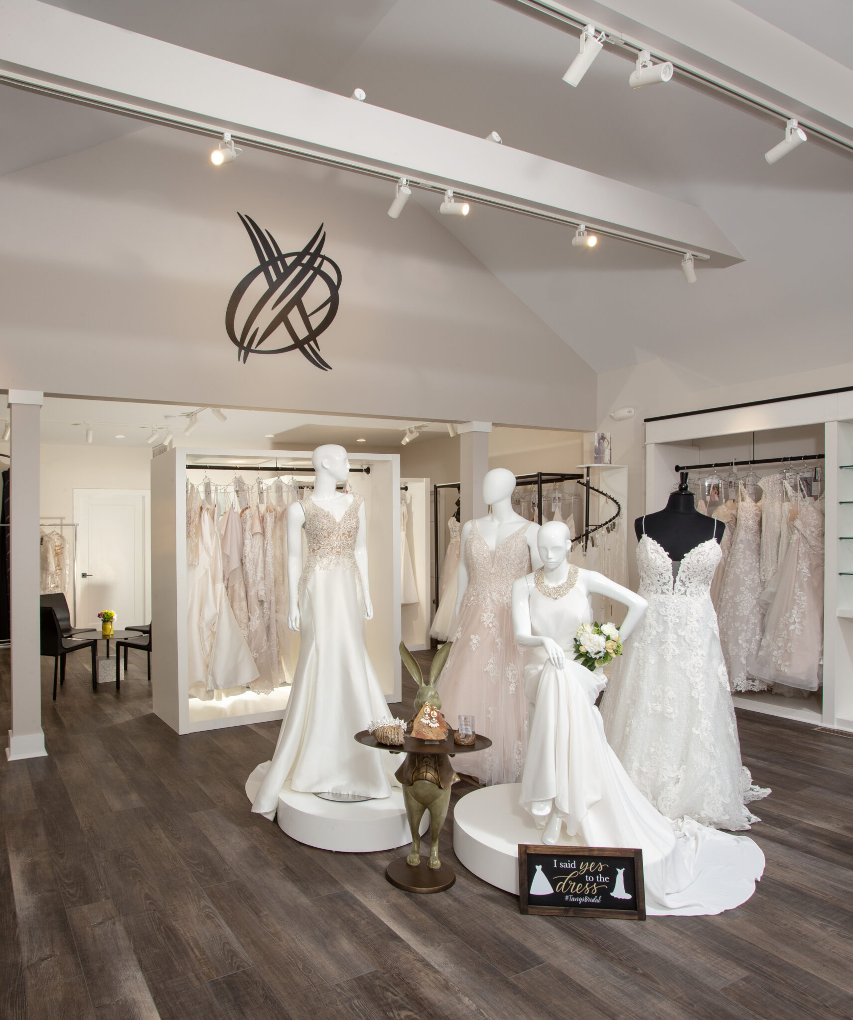 Black Cylinder Bridal Riser - Bridal Displays